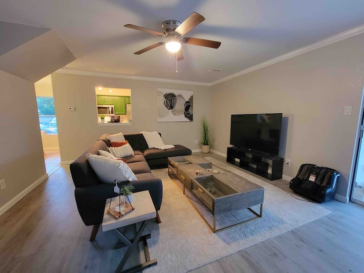 Neighborhood Three Bedroom Home With Hot Tub - Pflugerville, TX