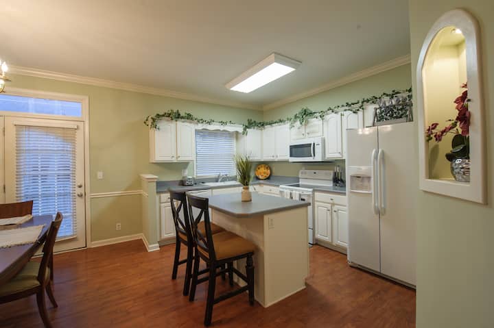 St. Matthews Private Townhouse-ready For Derby - Murray Hill, KY
