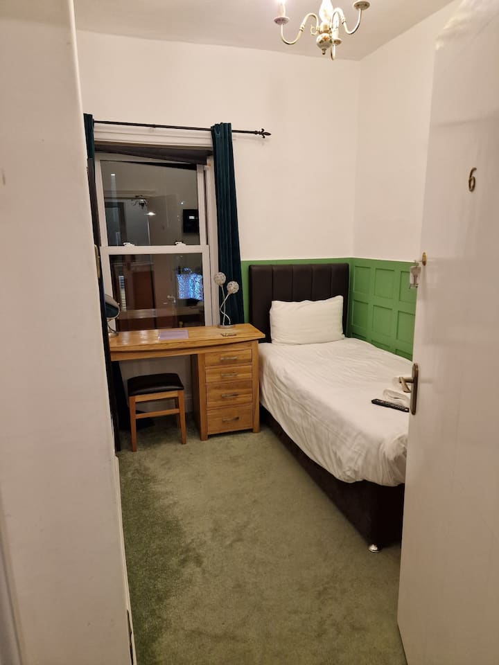 Single Ensuite Room In A B&b - Harrogate