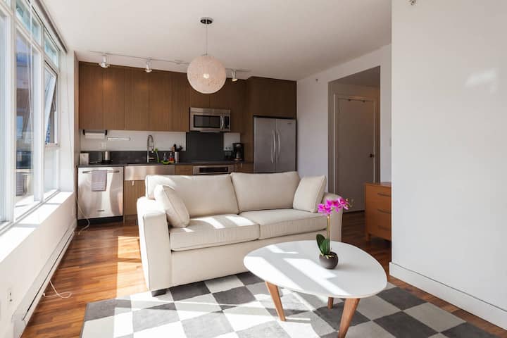 Soma! Bright One Bedroom With Secured Parking - Vancouver
