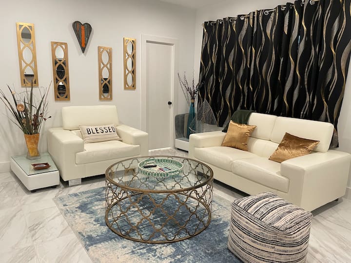 Cozy& Classy Guesthouse Bungalow - Houston, TX