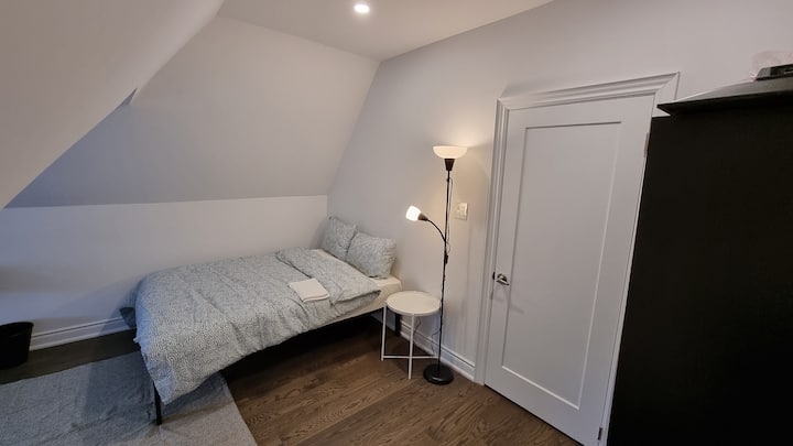 Private Room Loft Design Downtown - Hamilton