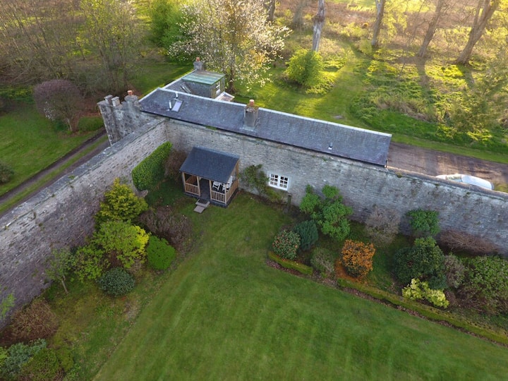 Spacious Cottage Attached To Walled Garden - Dunoon