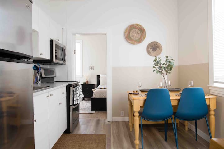 Sunny 2 Bed By Hsc & U Of M W/ Free Parking - Winnipeg