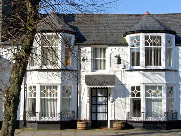 The Little White House - Bala
