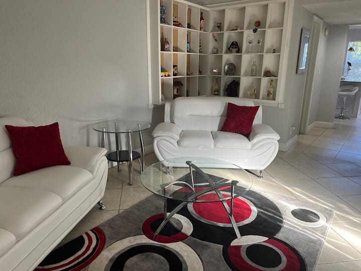 Cheerful 2 - Bedroom Townhouse - Seminole Casino Coconut Creek