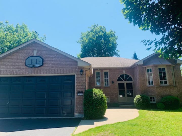 Spacious Home Near The Beach - Wasaga Beach