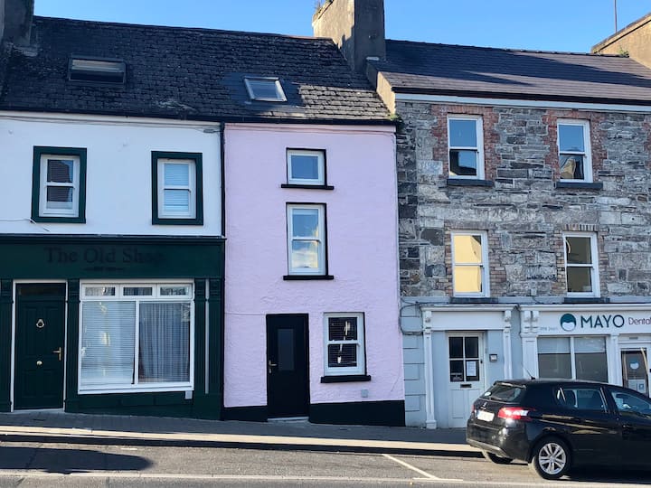 Charming Pink House, Centre Westport, 2 Bed 2 Bath - Westport