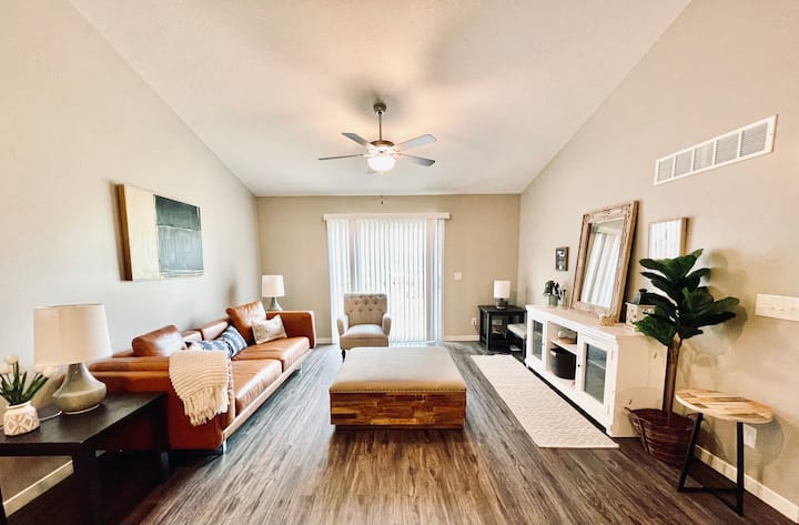 Modern & Charming Home Near Village Pointe 🛍 - Omaha, NE