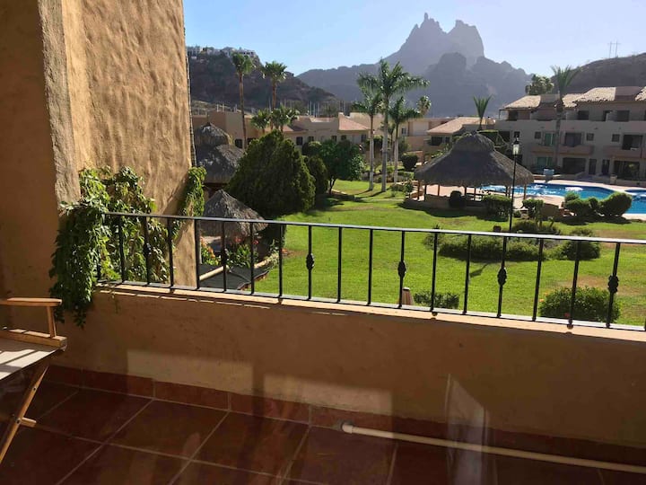 Poolside Waterview Townhouse - San Carlos