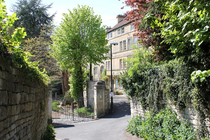 Little Bird Cottage - Charming 4-story Rowhome - Bradford-on-Avon