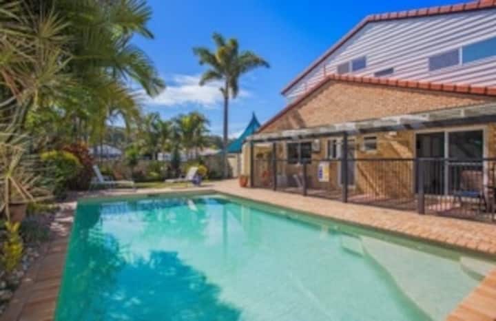 Classic Gem In Burleigh Waters - Gold Coast