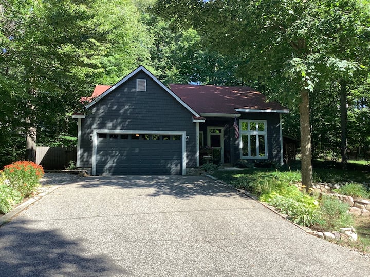 Time Capsule Cottage - Harbor Springs, MI