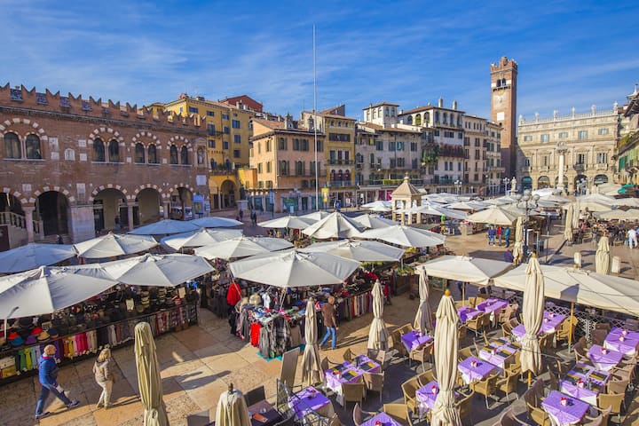 Luxury Split Level Suite With Balcony Overlooking Piazza Erbe - Verona