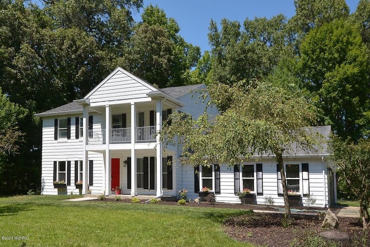 The Majestic Burnham House - Lawton, MI