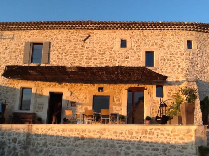 Batisse En Pierre Dans Un Ecrin De Verdure - Saint-Paul-Trois-Châteaux