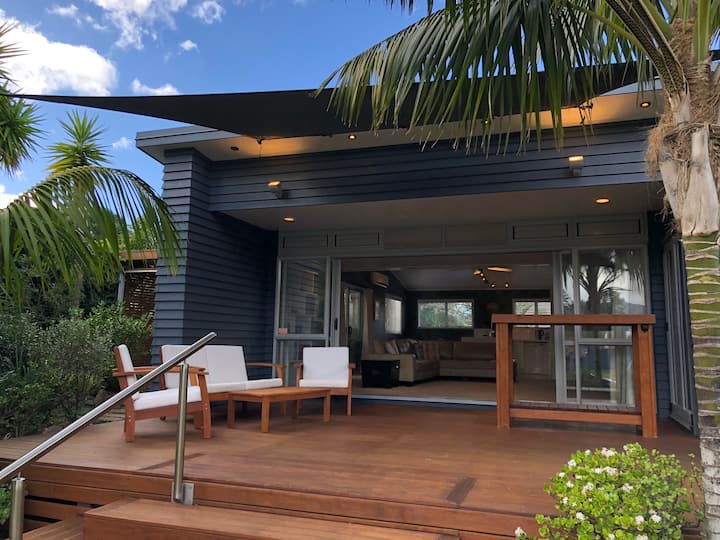 Tropical, Perfectly-positioned, Modern Bach - Pauanui