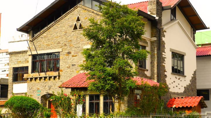 Colonial Style Big House/excellent Location -