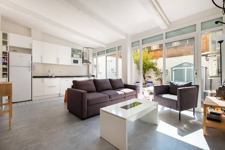 Piso Soleado Con Amplia Terraza Y Dos Dormitorios - Barcelona