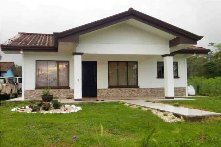 La Fortuna White House/volcano View - Cozy Place. - La Fortuna