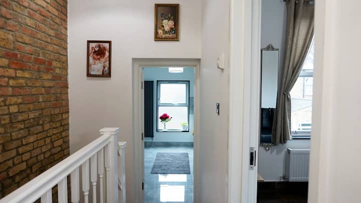 Luxury London House Sleeps 13, 2 Mins To Metro - Hertfordshire