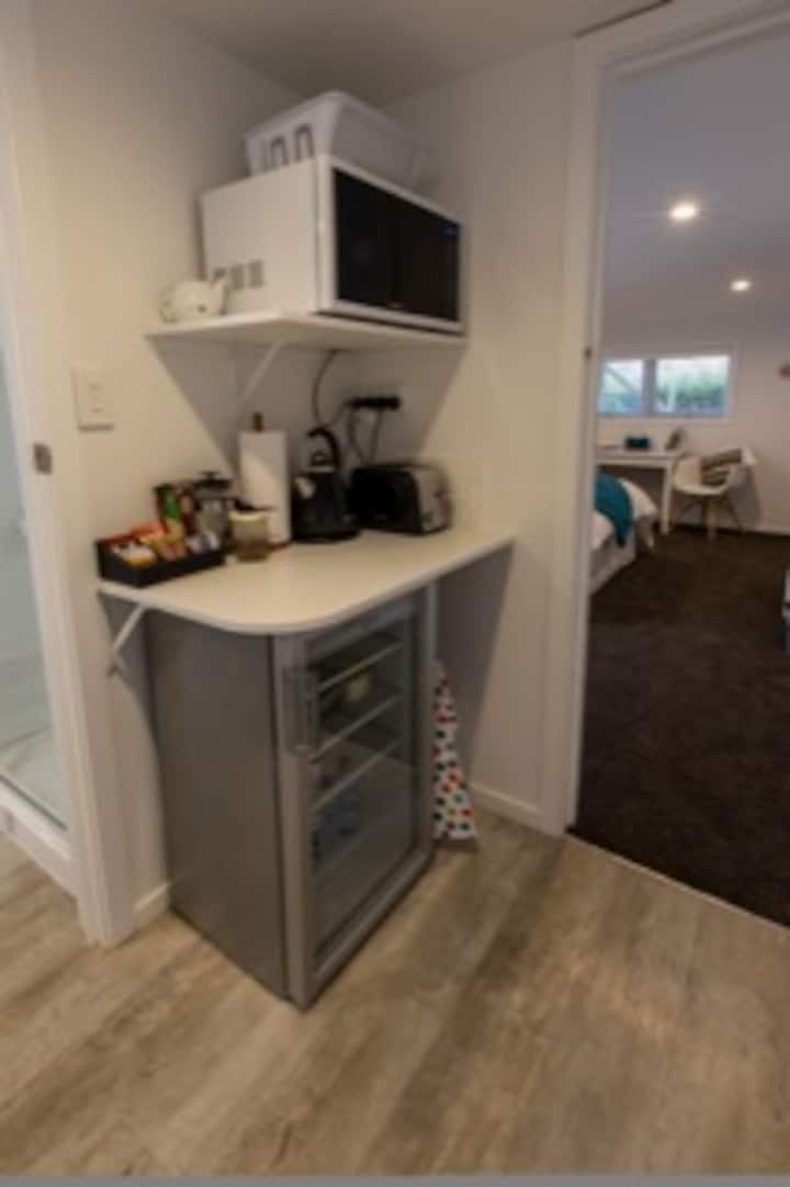 Golden Triangle Studio Unit 1 
Breakfast Provided - Wanaka