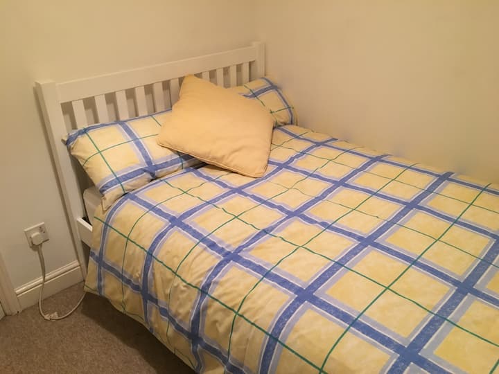 Single Room With A Small Double Bed In 1930s House - Reading