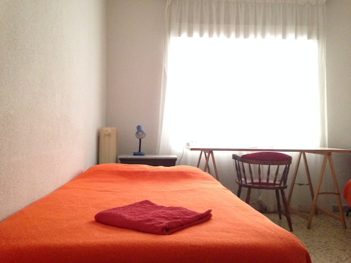 Cool Room In The Very Centre - Grenade