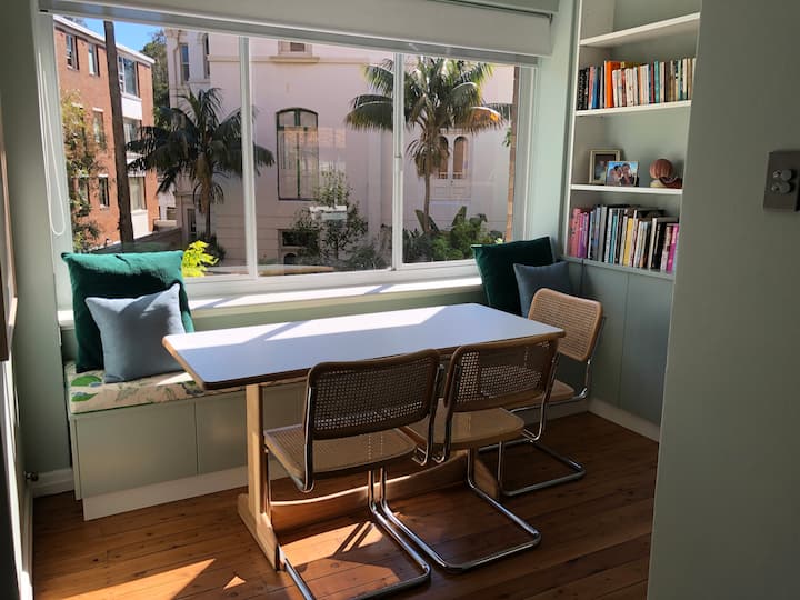 Sun Drenched Art Deco Apart With Pool And Garden - Sydney
