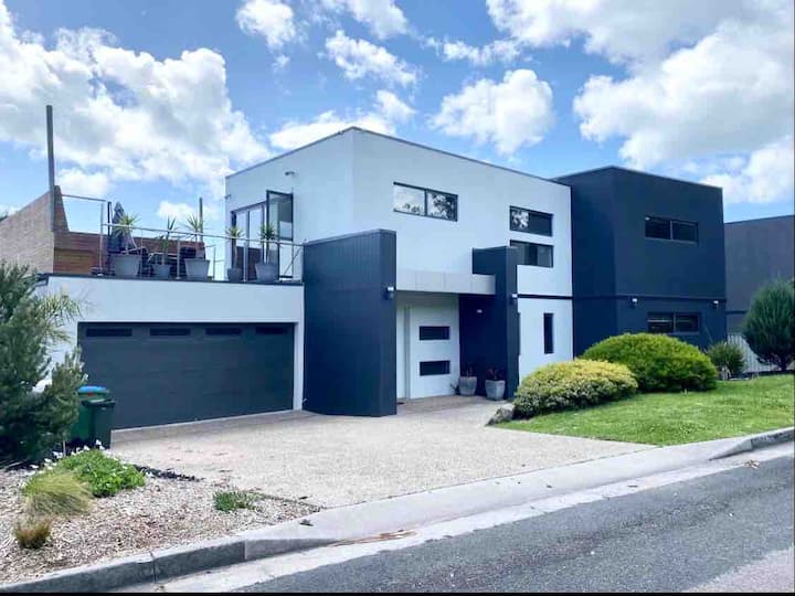 Contemporary 4-bedroom Beach House - Red Hill