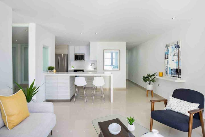 Modern Oceanfront 2bd,2 Bath Apt-parking On Site - San Juan