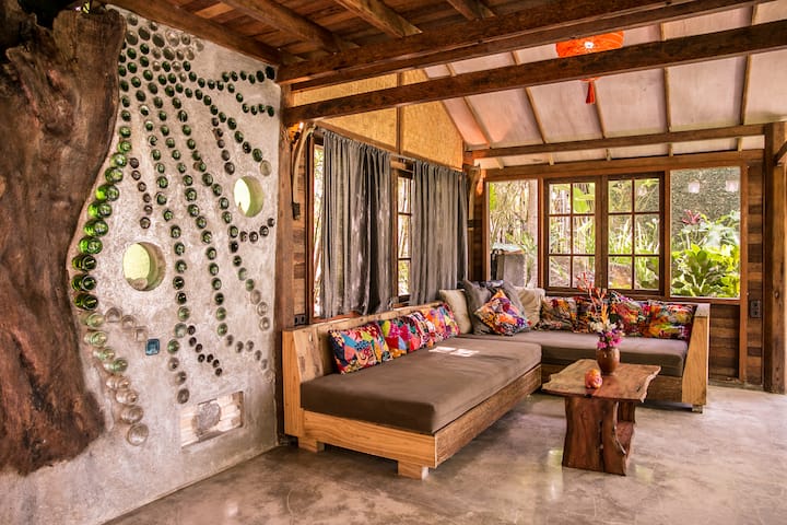 FUNKY TREEHOUSE 4 min walk beach - Cabins for Rent in Balian Beach ...