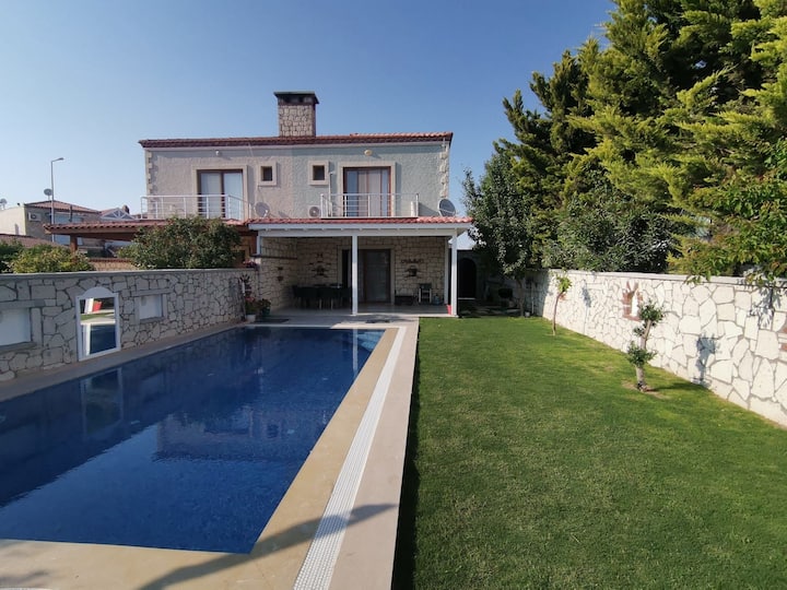 Alaçatının Eşsiz Yerinde Havuzlu Villa - Alaçatı