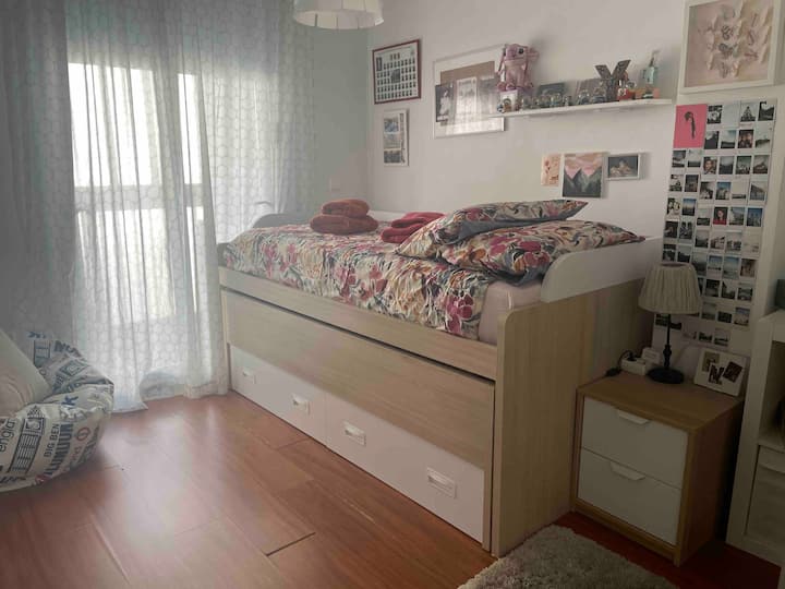 Vibrante Refugio Urbano Airbnb - Zaragoza