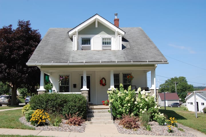 Beautiful And Charming Downtown Bungalow! - Decorah, IA