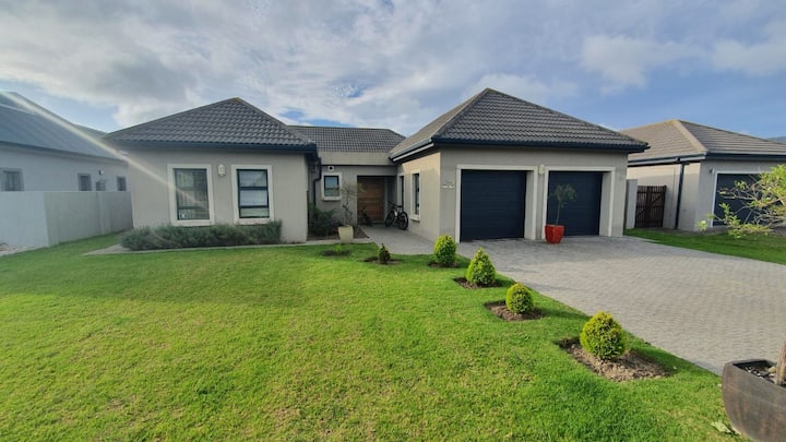 Cheerful 3 Bed
House With A Pool, No Loadshedding - George