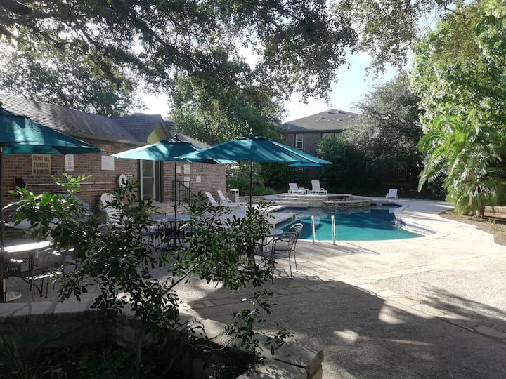 Bright & Stylish With Pool, Gym, Desk - Austin, TX