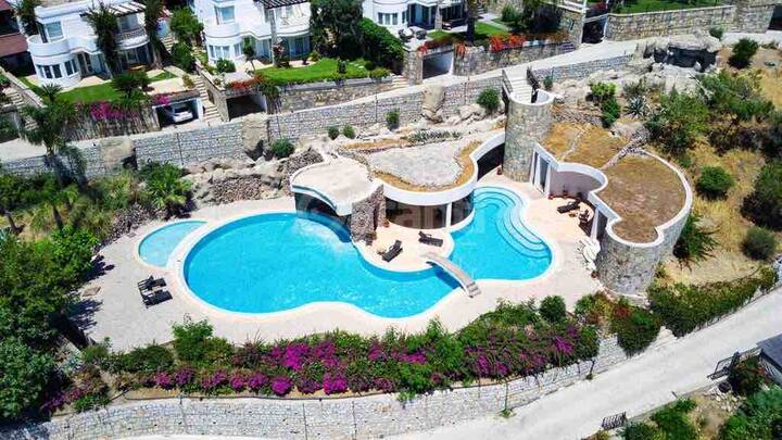 Bodrum Türkbükünde Deniz Manzaralı Bahçeli Villa - Yalıkavak