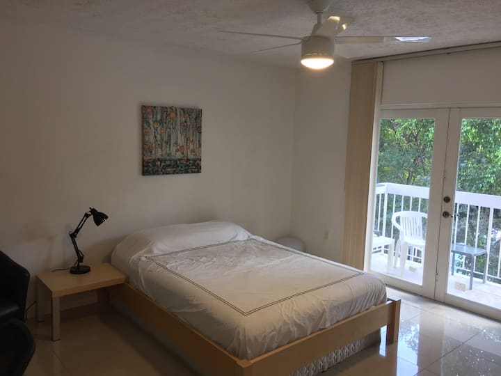 Entire Studio Studio, Water View, Month To Month - North Miami, FL
