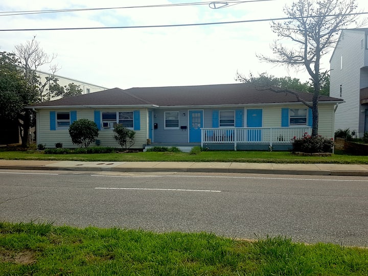 Super Affordable! Beach Across Street! - Hampton, VA