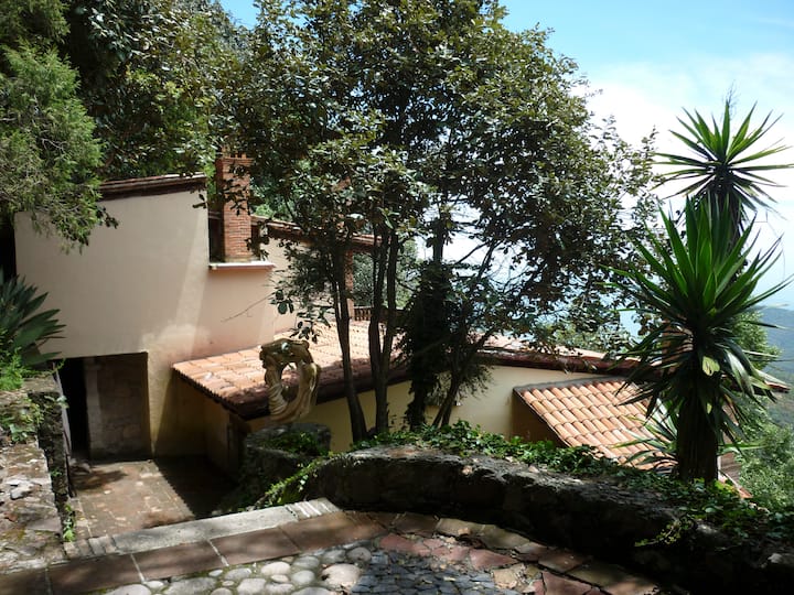 Casa Huizteco ( Weez-tec-o ), Mountain Hideaway. - Taxco
