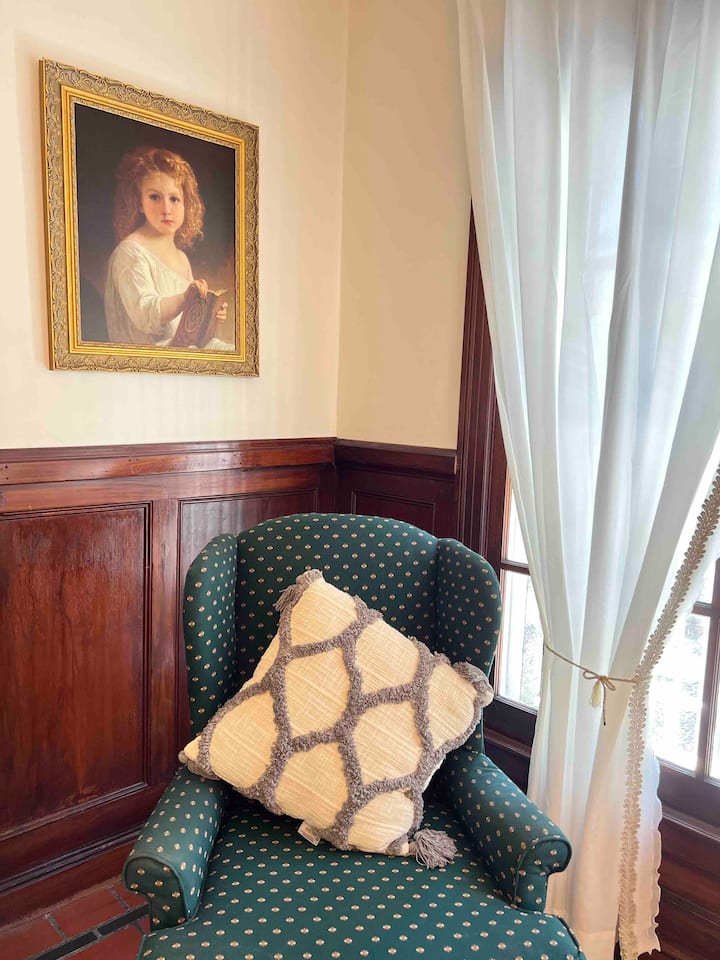Luxury French Château Estate | Queen Bed Suite｜ont - Upland, CA