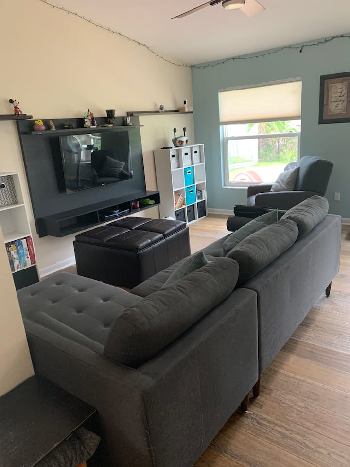 Cheery 1 Bedroom With Private Bathroom And Fridge. - Fort Myers