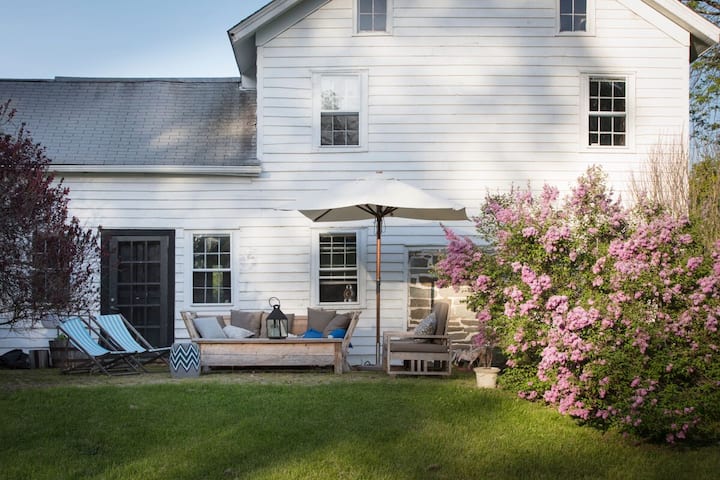 1700s Farmhouse Living In The Hudson Valley - Rhinebeck, NY