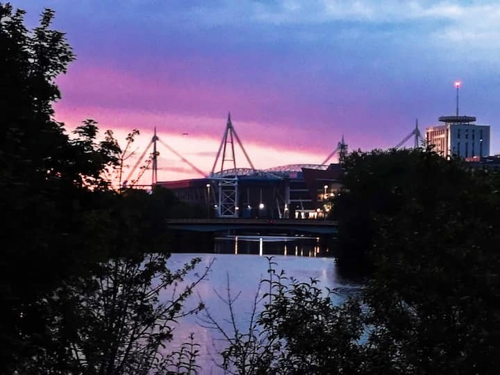 River Life! Stylish And Central With Great Views - Cardiff