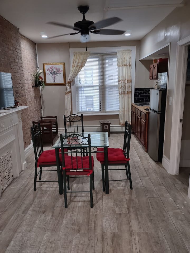 Lovely Third Floor 2 Bedroom Apt - New York