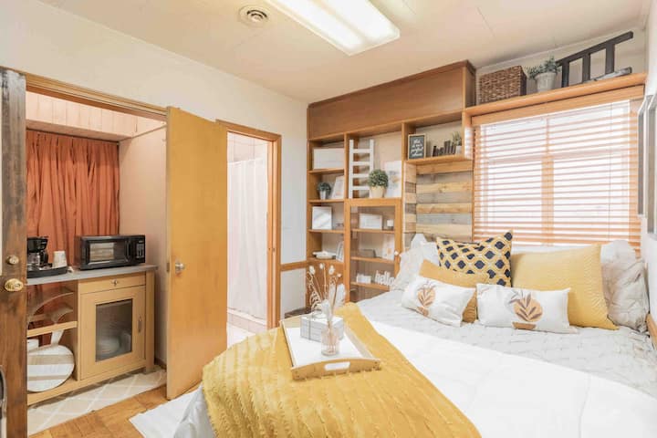 Corner Haven Cottage/queen Br W/private/full Bath - Stillwater, OK