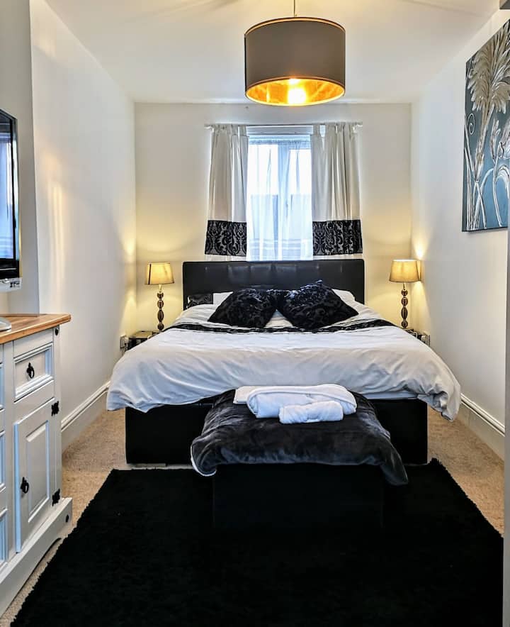 Large Double Room, Cheerful 3 Bed House - Bedford
