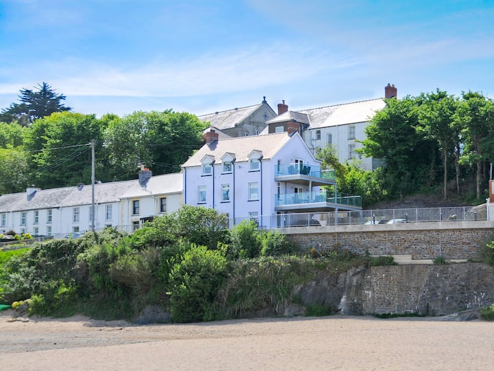 Penny Black 5* Beachfront Apartment Ideal Location - Aberporth