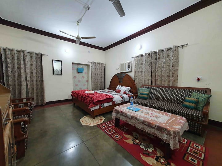 Welcoming Homestay With Spacious Bedroom & Parking - Jammu